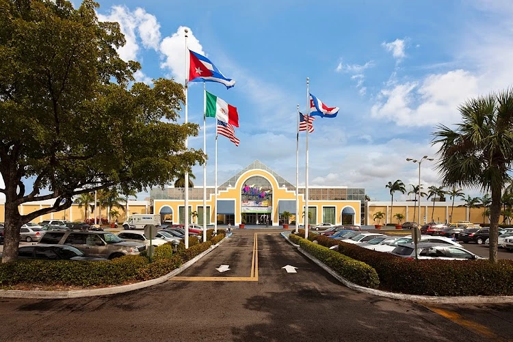 Midway Crossings Restaurant - Miami Dining Spot