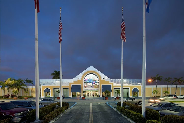 Midway Crossings Restaurant - Miami Dining Spot